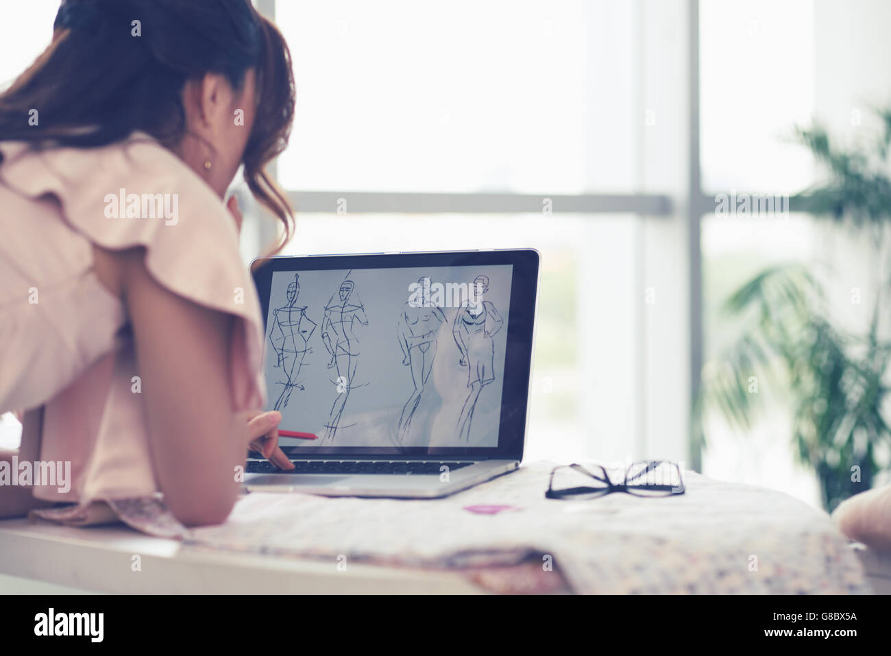 Young woman drawing design hi-res stock photography and images - Alamy