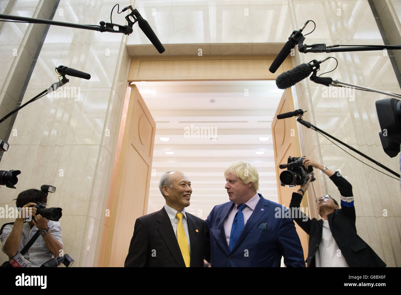 Mayor of London Boris Johnson meets with his counterpart in Tokyo ...