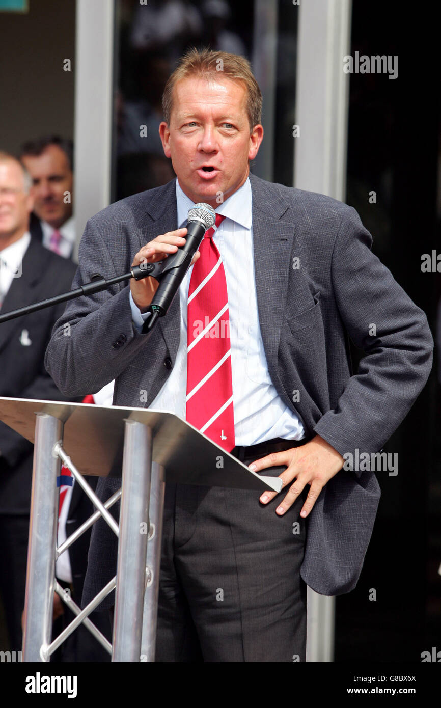 Sam bartram charlton hi-res stock photography and images - Alamy