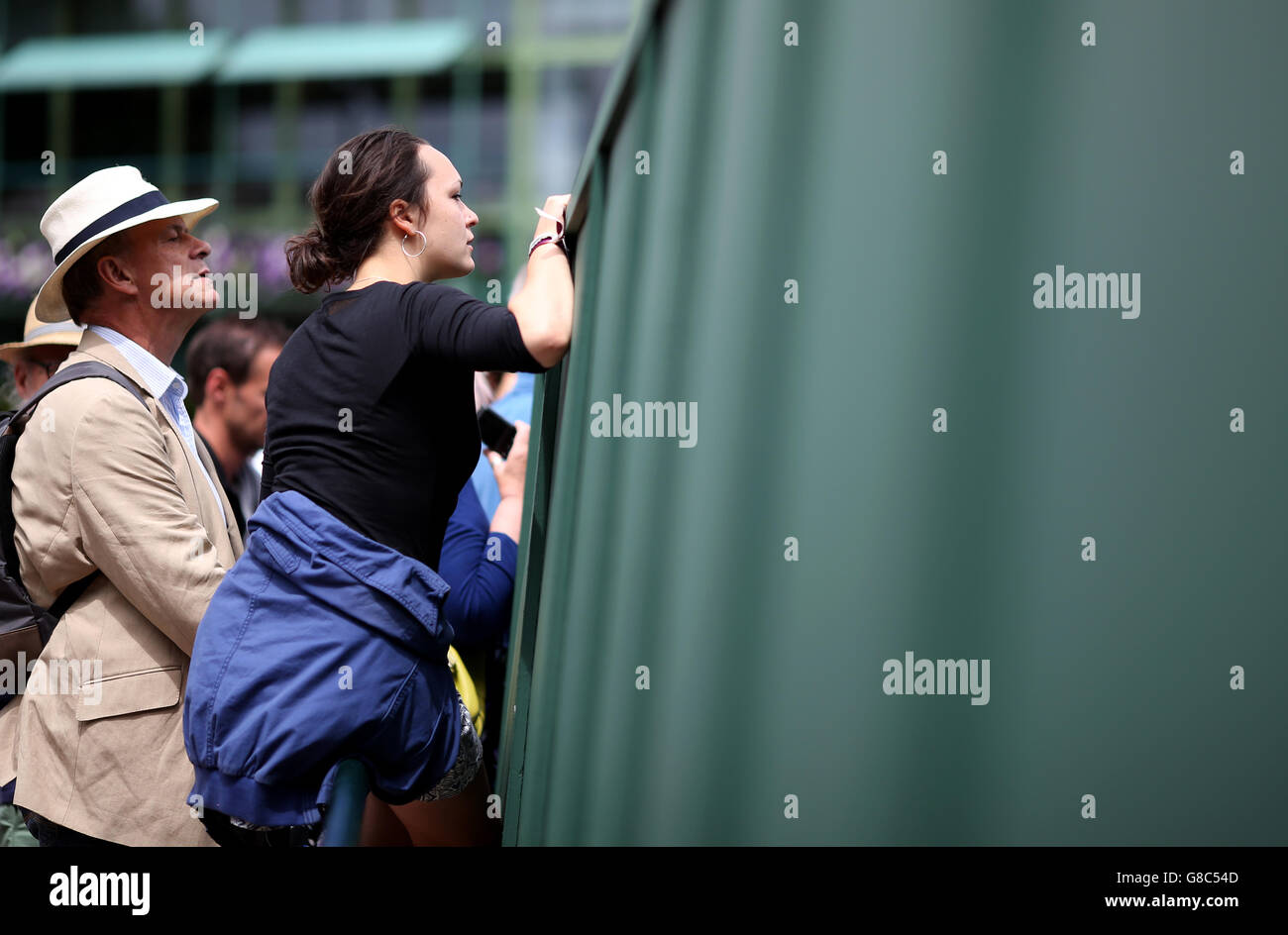 Spectators on wall hi-res stock photography and images - Alamy