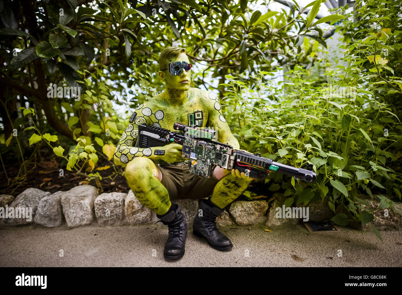 Body painting camouflage hi-res stock photography and images - Alamy