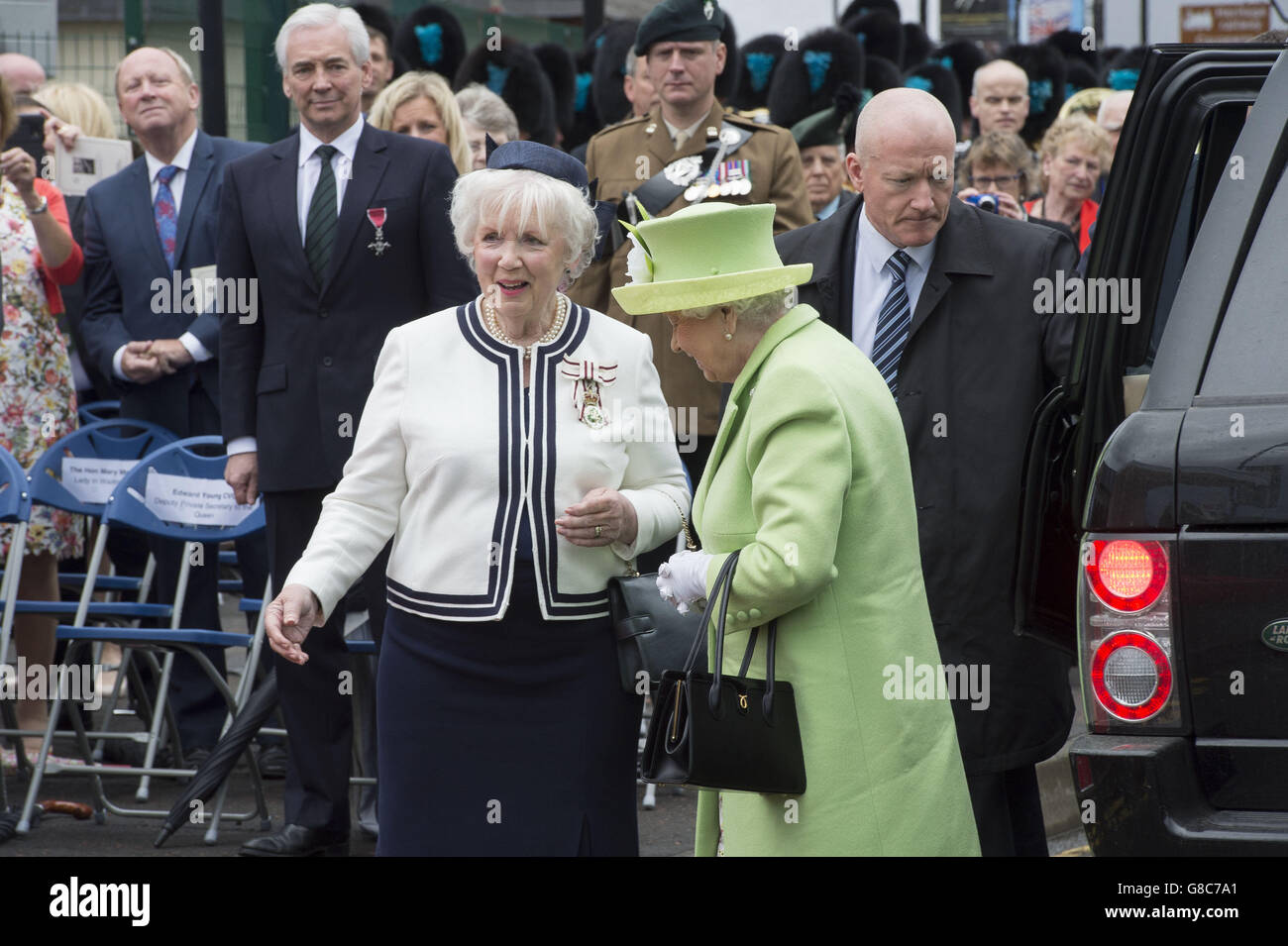 Where queen elizabeth ii is unveiling statue of quigg hi-res stock ...