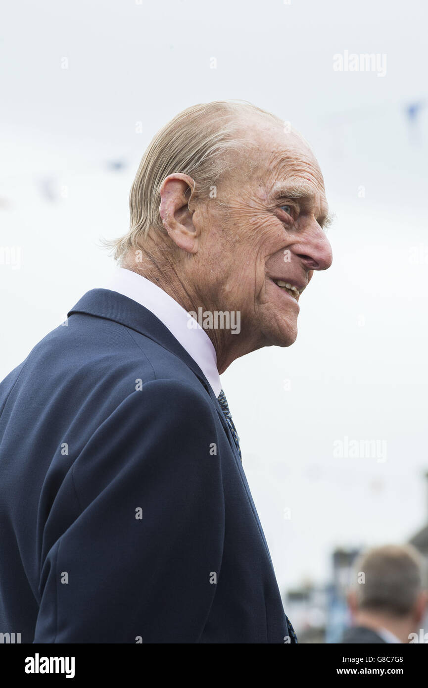 Where queen elizabeth ii is unveiling statue of quigg hi-res stock ...