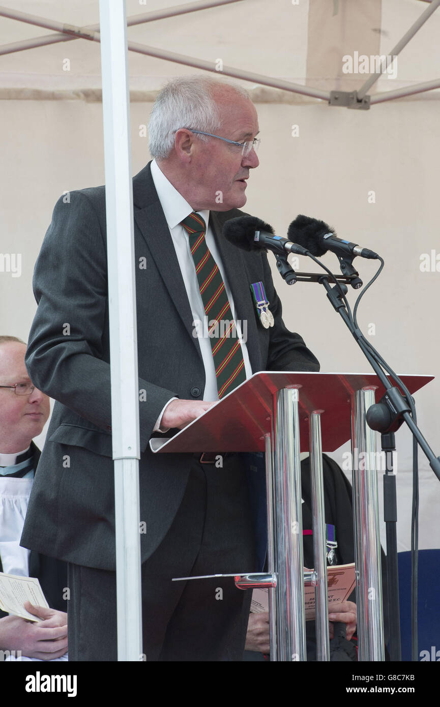 Where queen elizabeth ii is unveiling statue of quigg hi-res stock ...