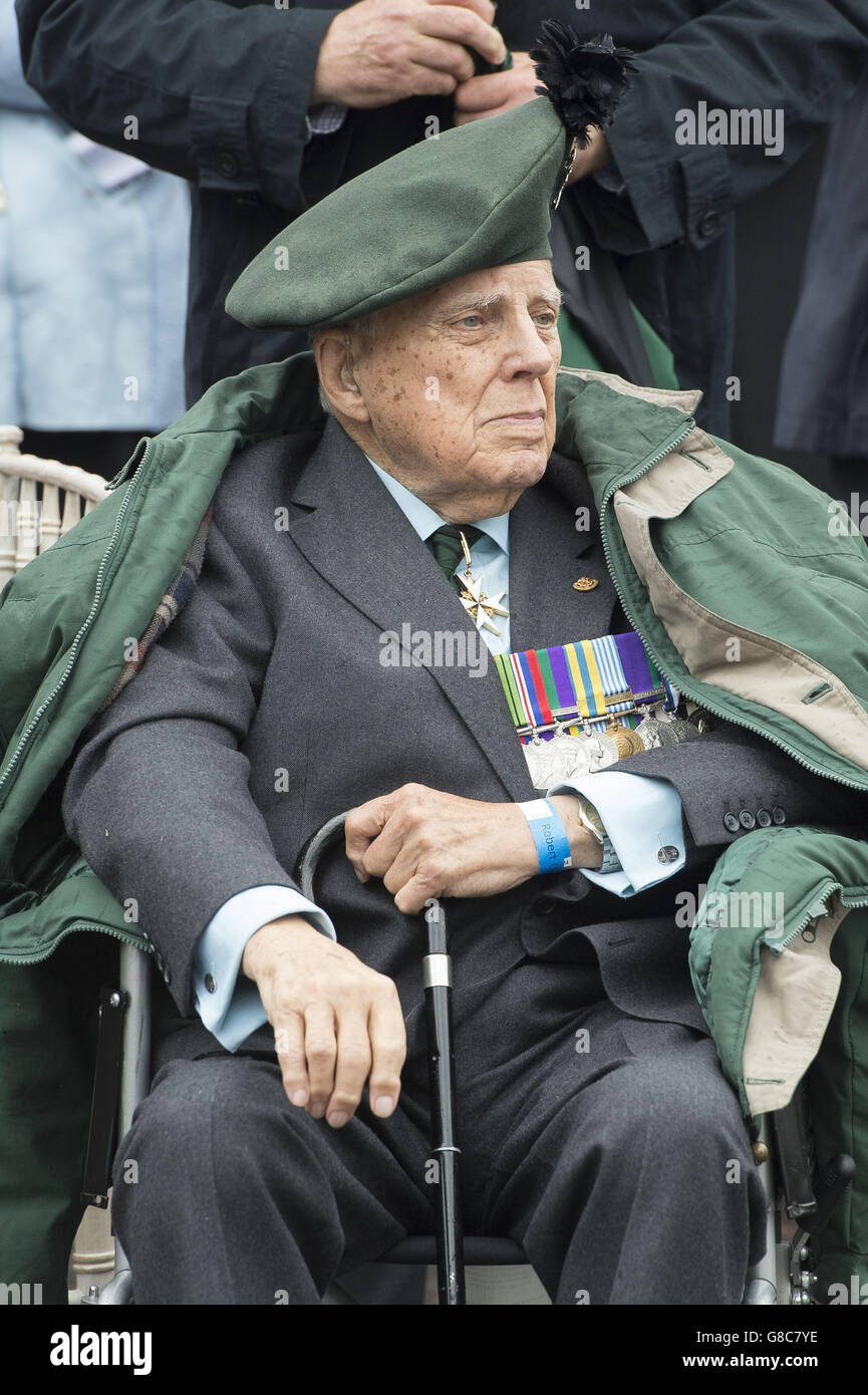 Where queen elizabeth ii is unveiling statue of quigg hi-res stock ...