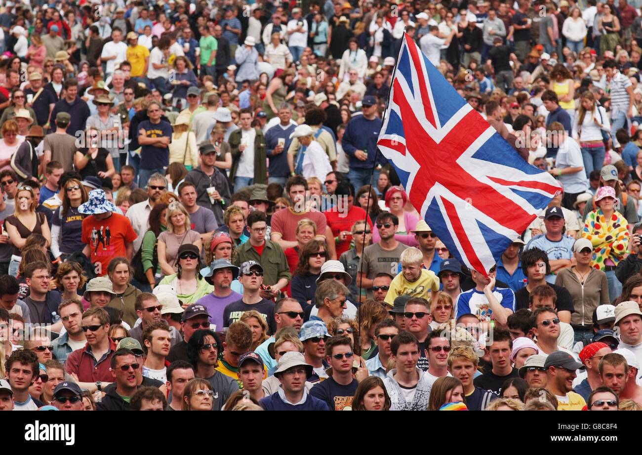 Showbiz celebrity crowd crowds fans flag union jack hi-res stock ...