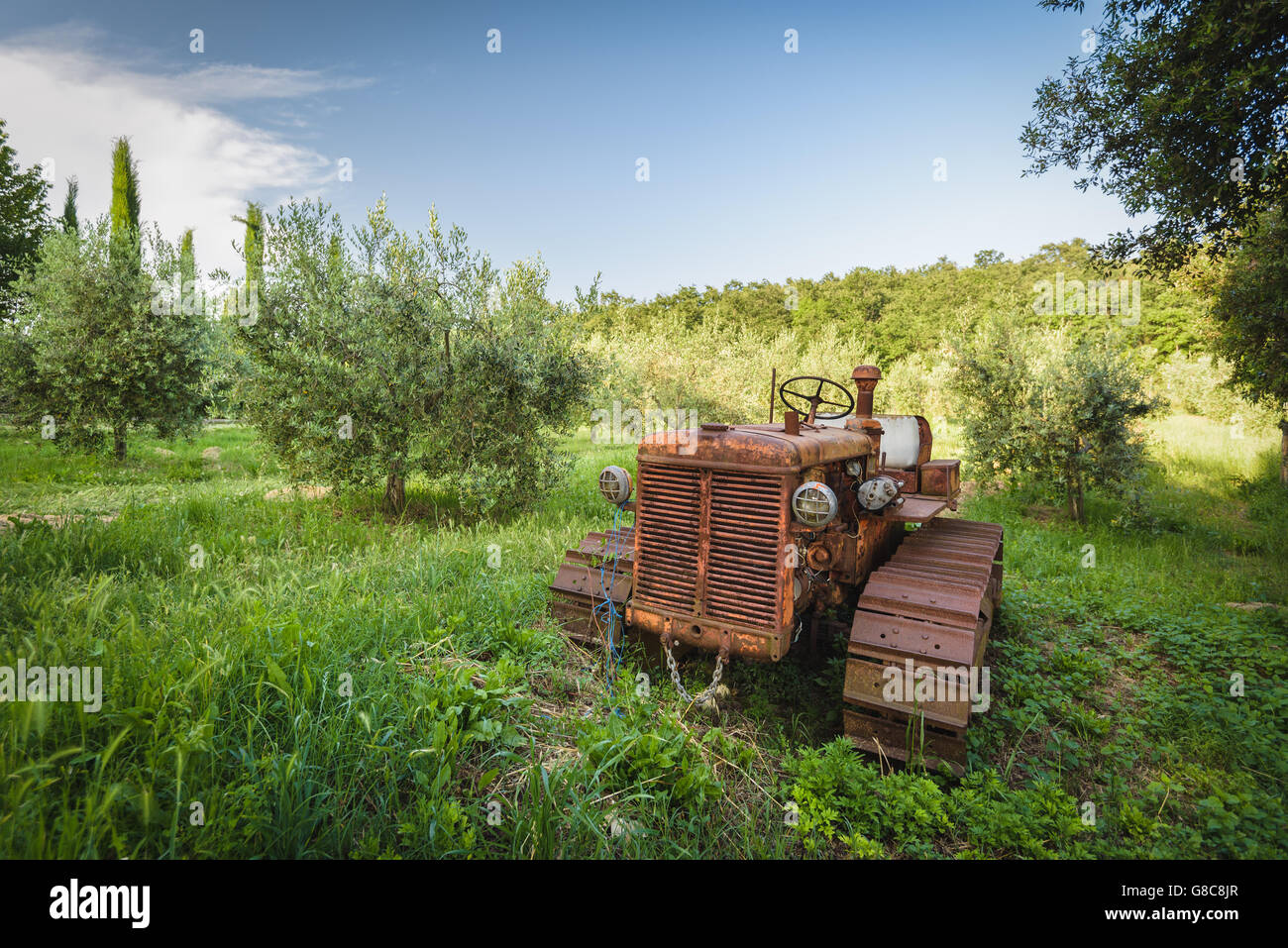 Old rusty red tractor hi-res stock photography and images - Alamy