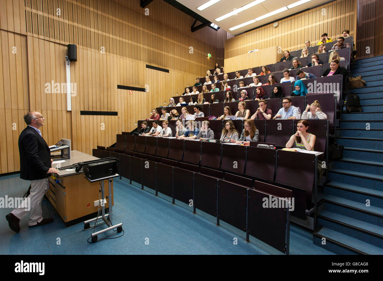 Lecture hall students hi-res stock photography and images - Alamy