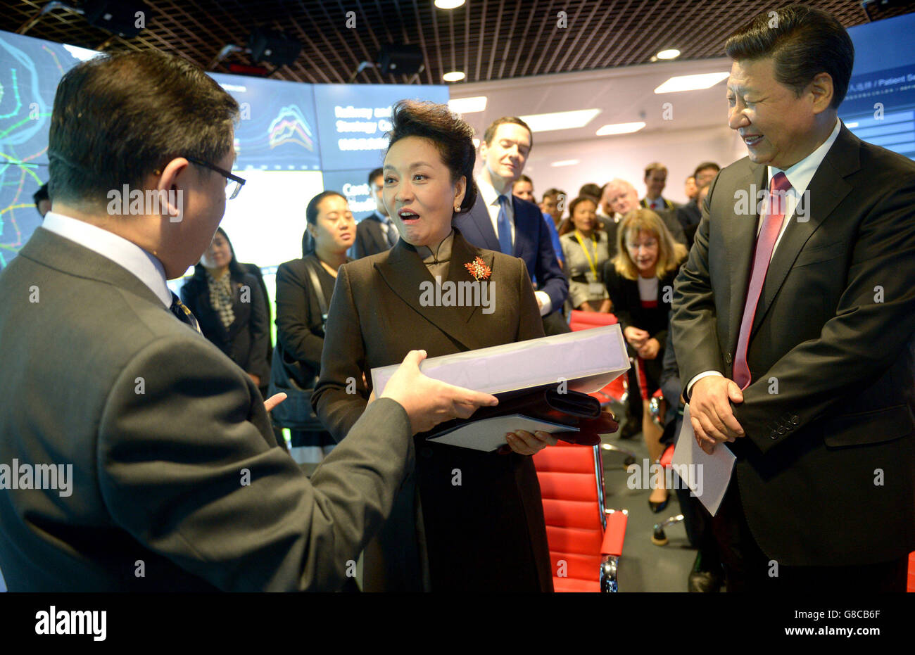 Chinese President Xi Jinping (right) and Chancellor George Osborne ...