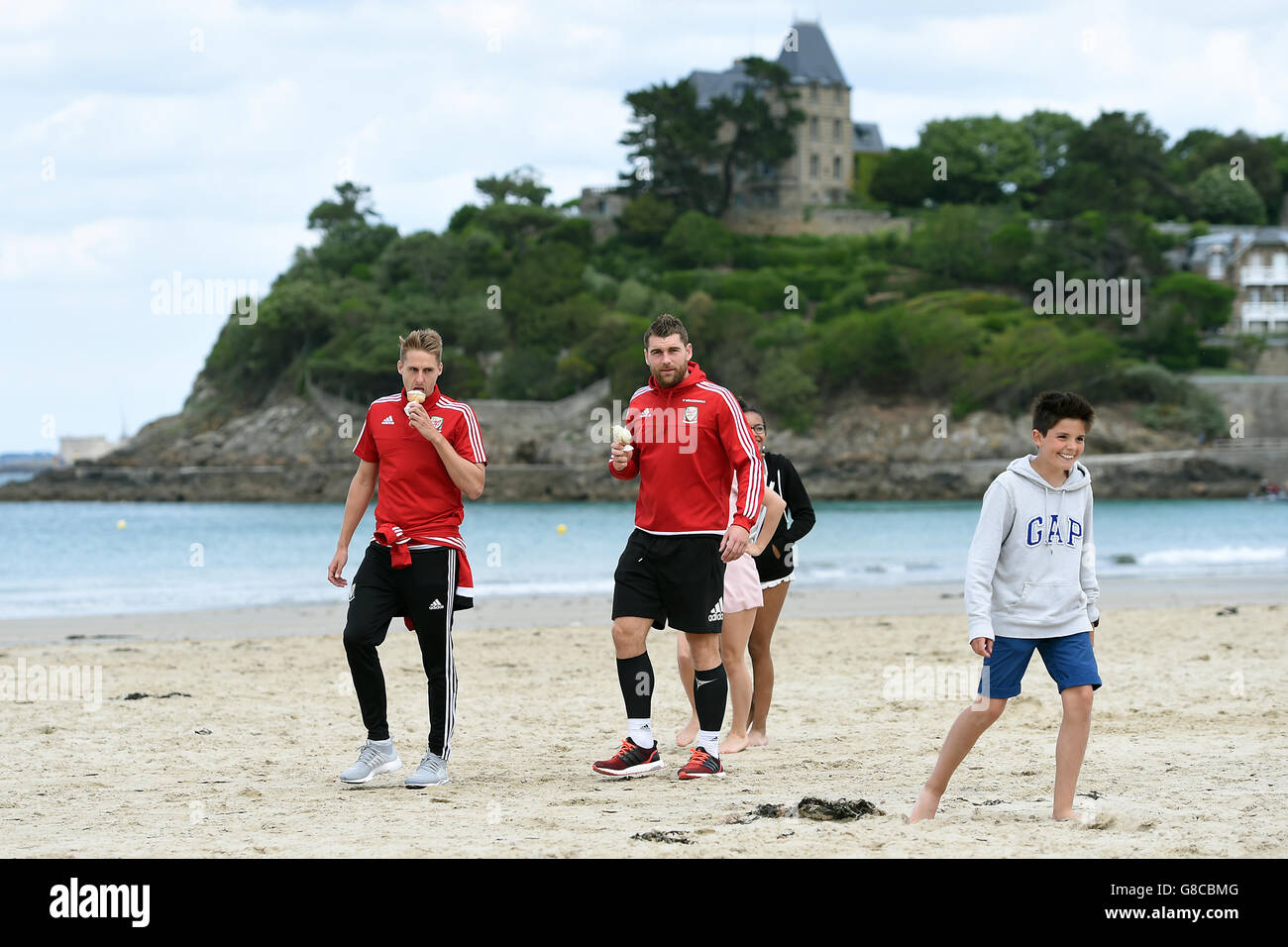 Wales' David Edwards (left) and Sam Vokes (right) eat ice creams on the ...
