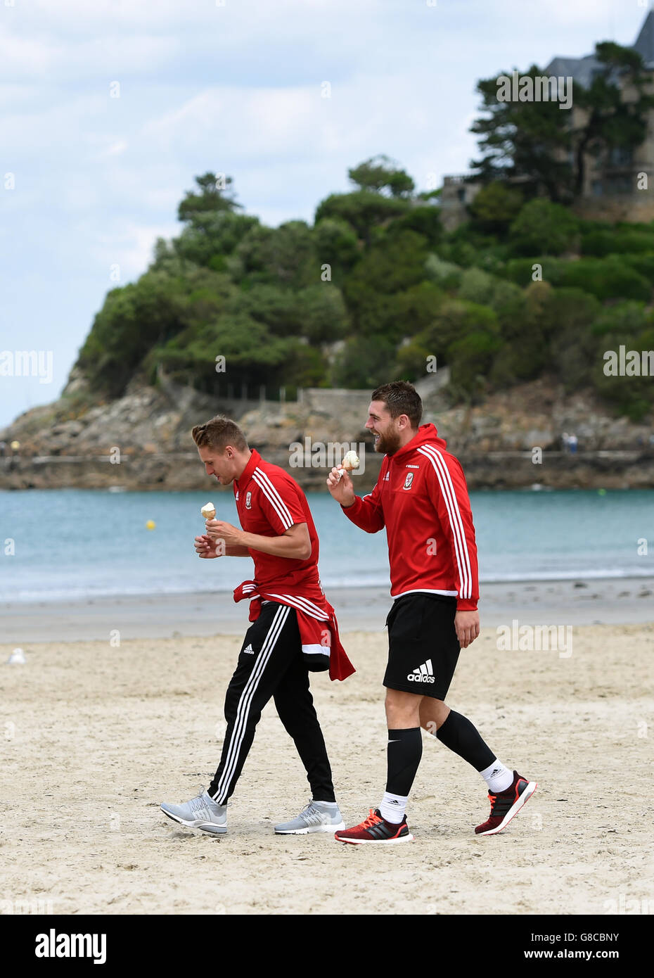 Wales' David Edwards (left) and Sam Vokes (right) eat ice creams on the ...