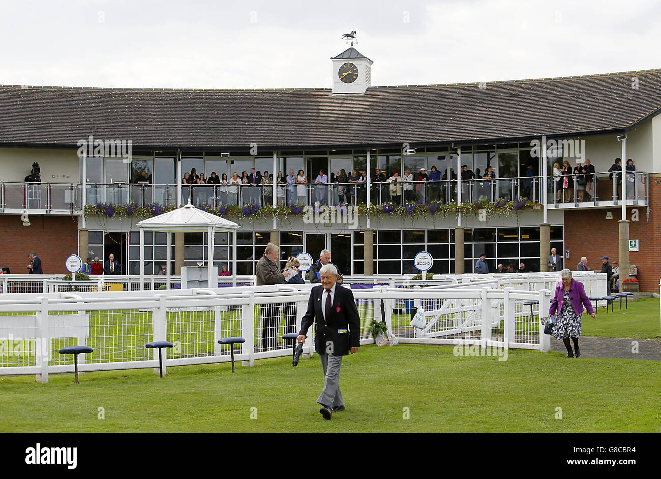 Racegoers in the stands at beverley racecourse hi-res stock photography ...