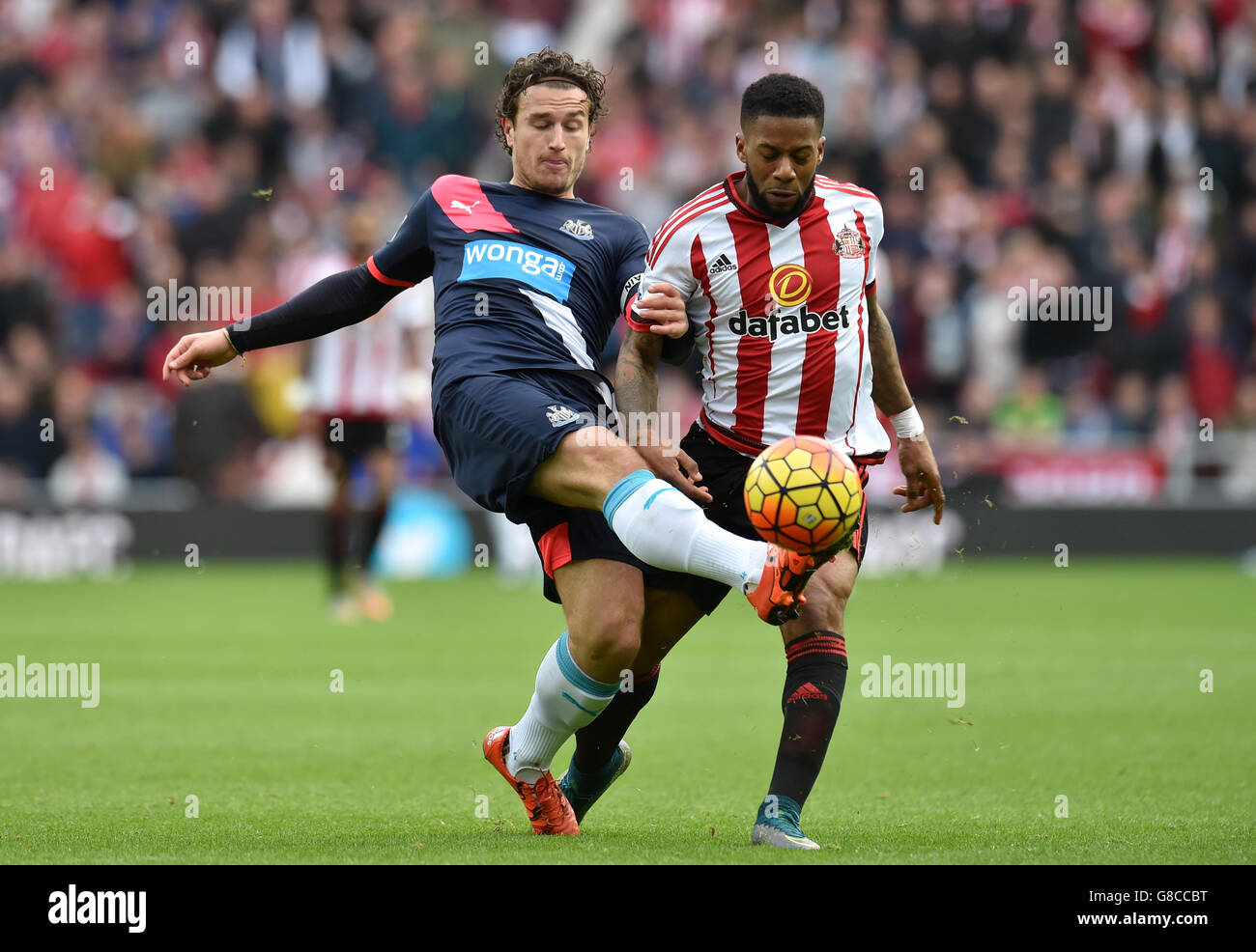 Sunderland's Jeremain Lens (right) and Newcastle United's Daryl Janmaat ...