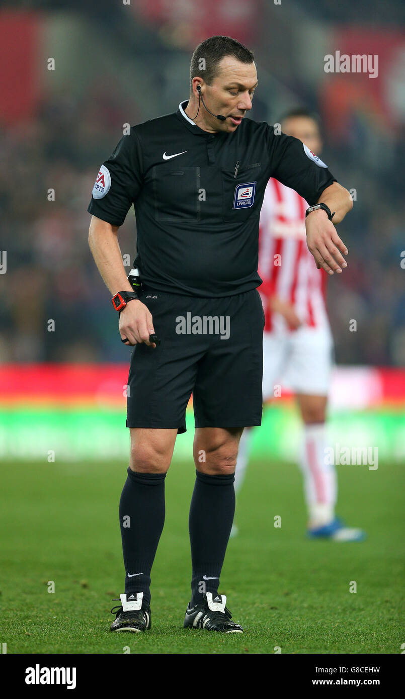 Fourth referee hi-res stock photography and images - Alamy