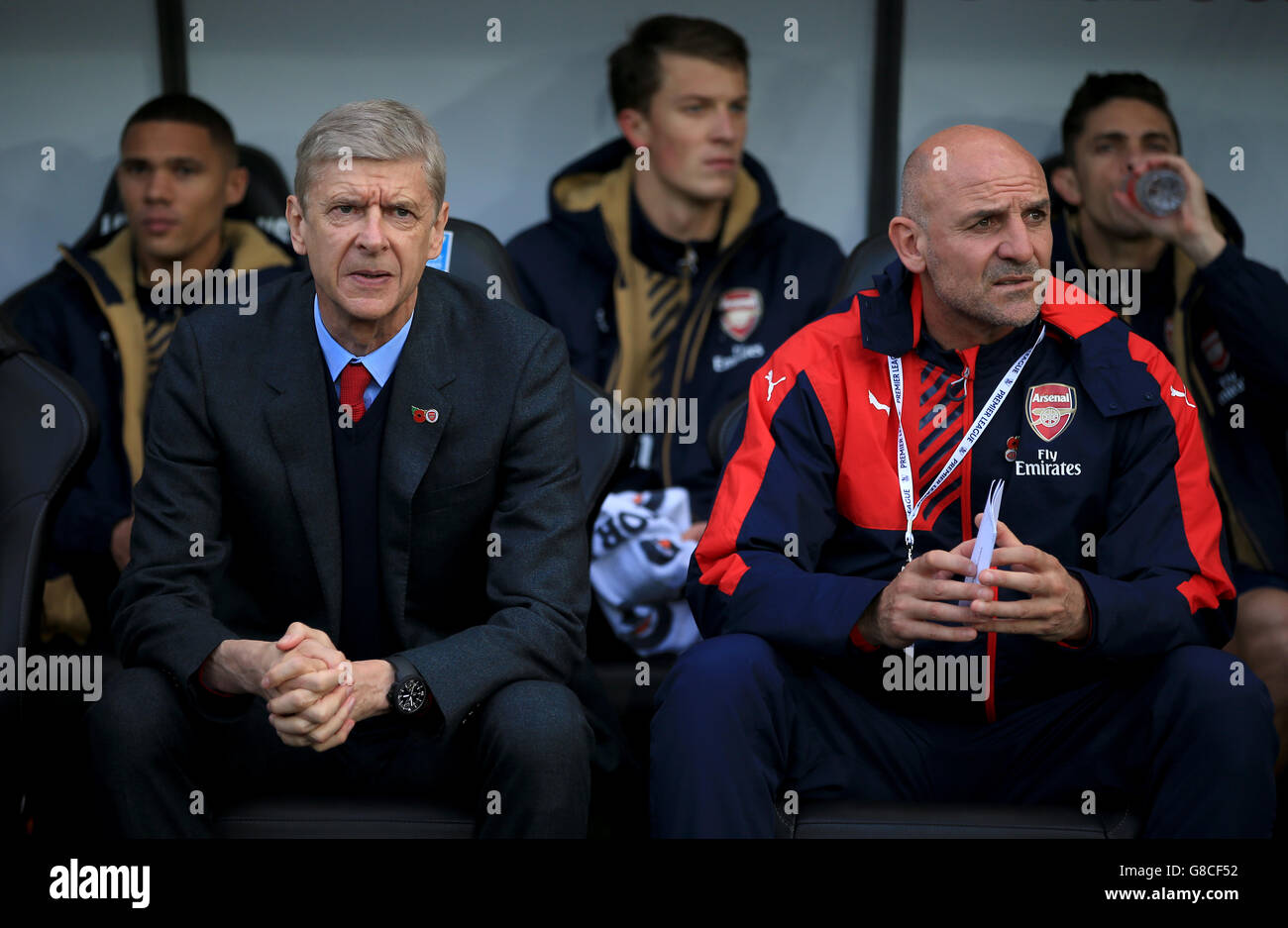 Assistant manager steve bould and manager arsene wenger hi-res stock ...