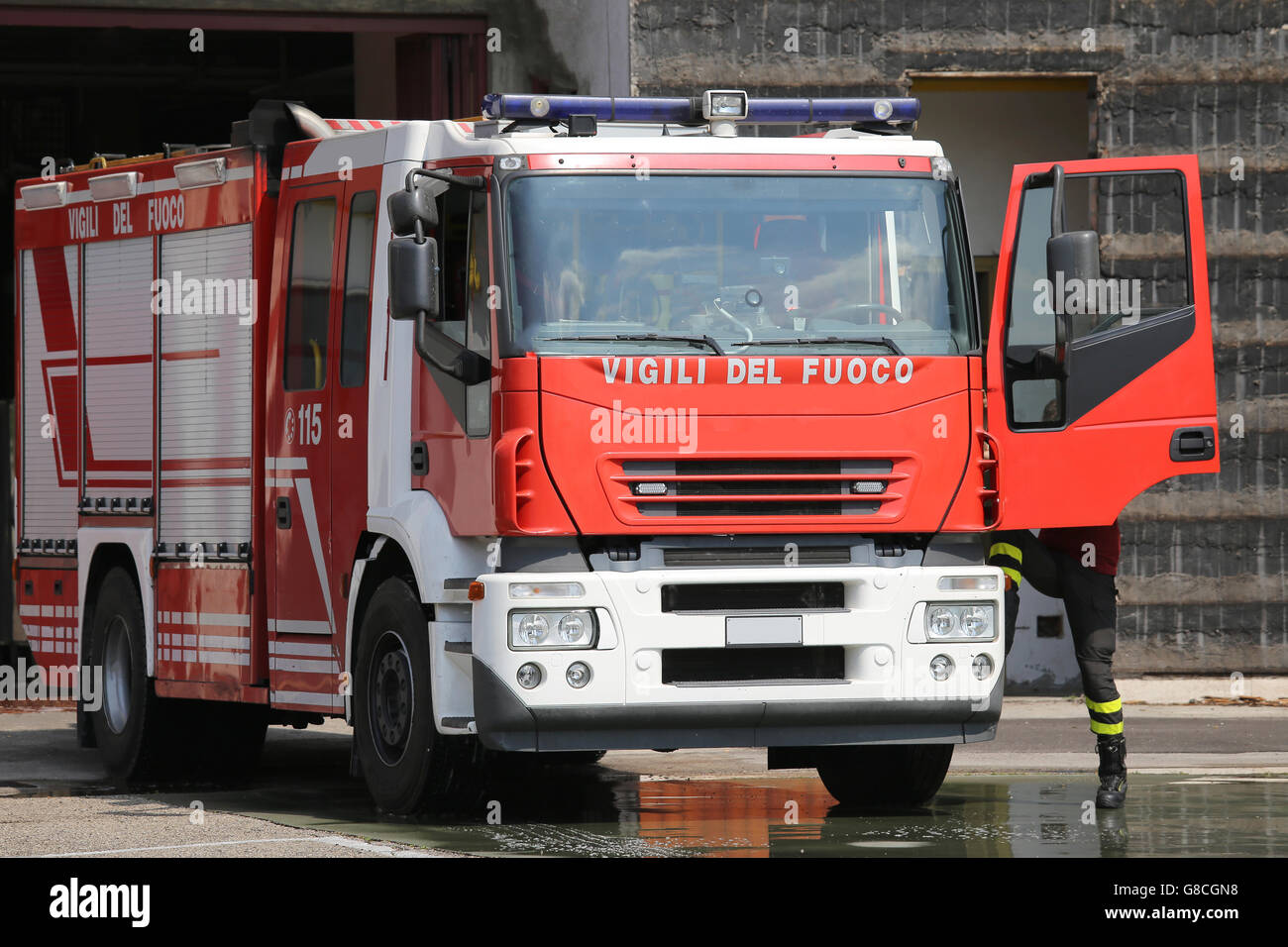 Red fire engine hi-res stock photography and images - Alamy