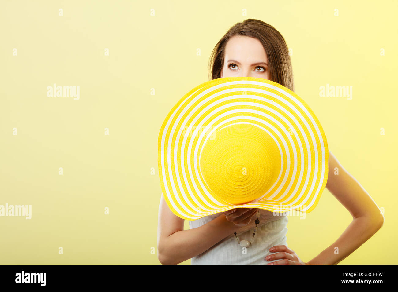 Woman big hat covering face hi-res stock photography and images - Alamy