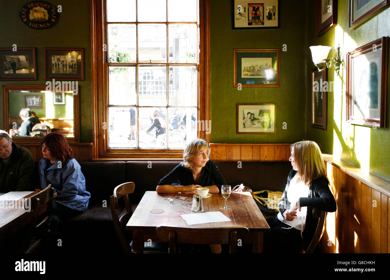 The Kings Arms pub in Oxford is owned by Wadham College, was built in ...