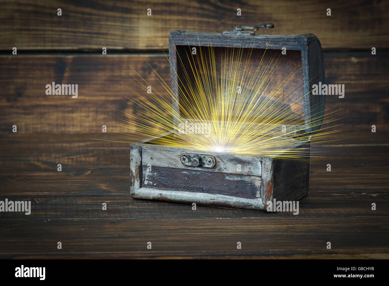 Ancient chest with the light glow from inside Stock Photo - Alamy