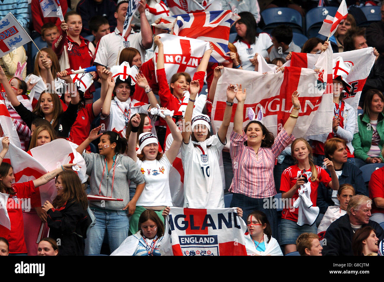 England womens football team fans hi-res stock photography and images ...
