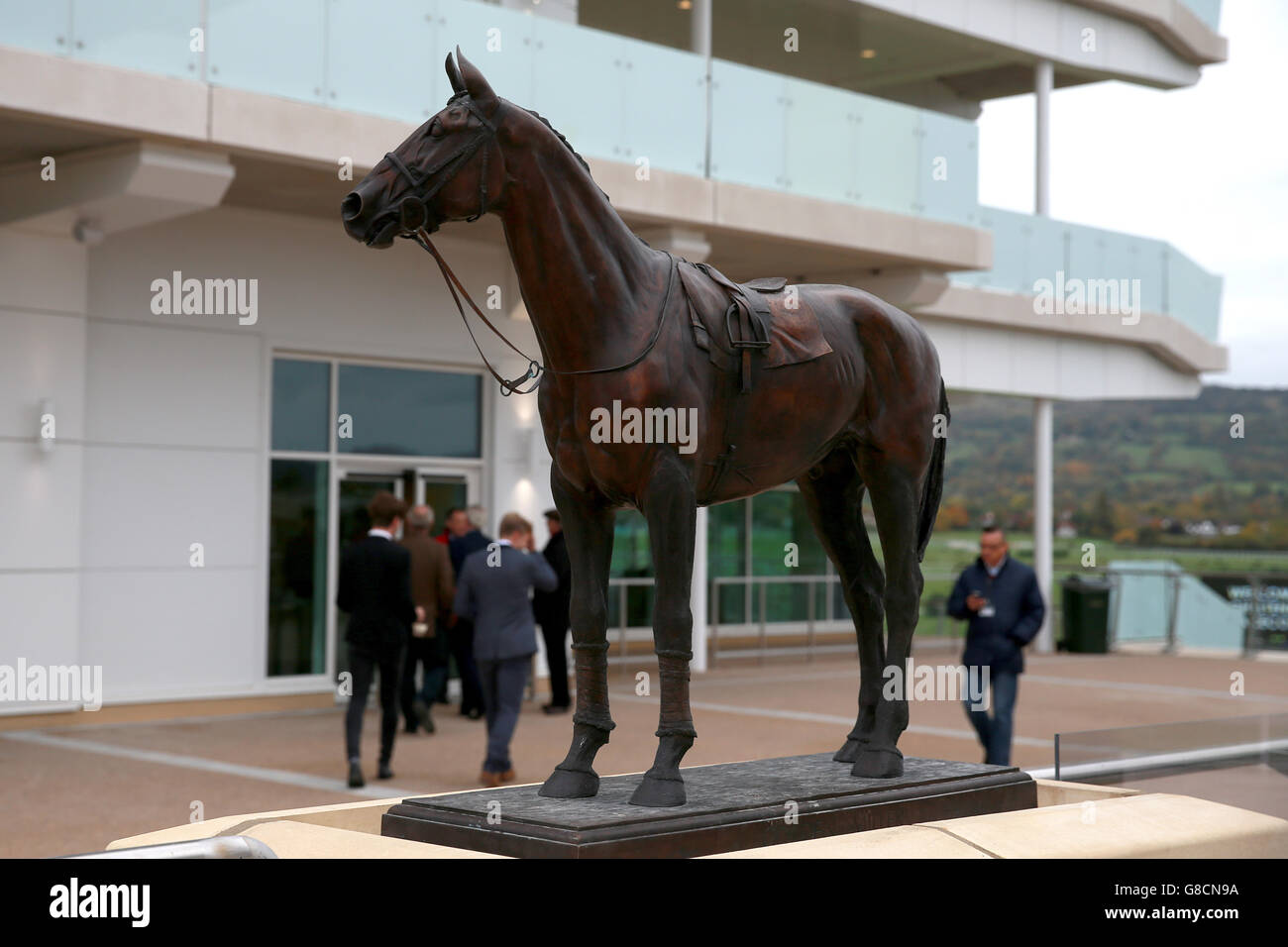 Statue stands hi-res stock photography and images - Alamy