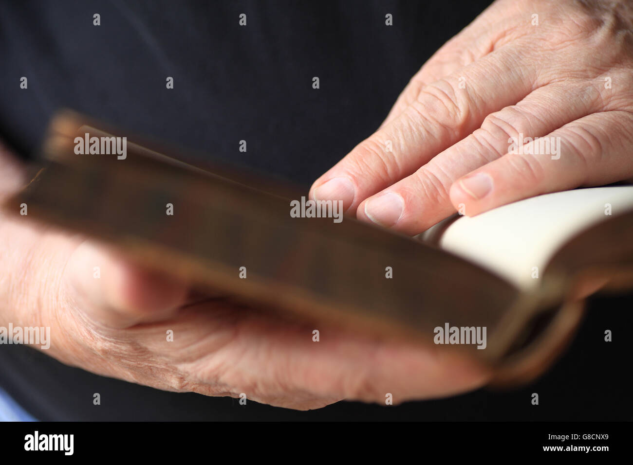 Vintage reading book hi-res stock photography and images - Alamy