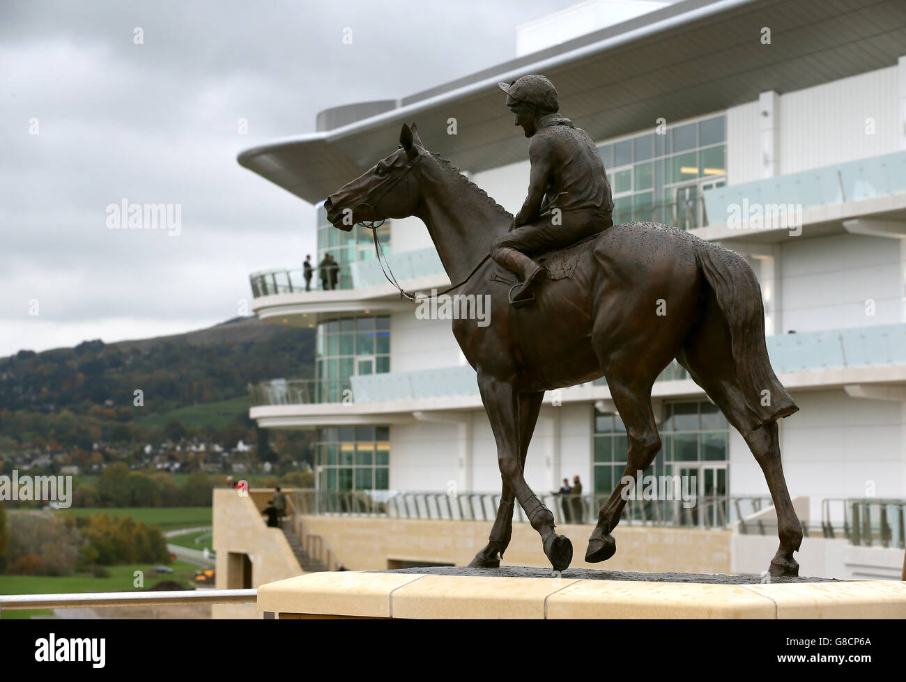 Dawn run statue at cheltenham racecourse hi-res stock photography and ...