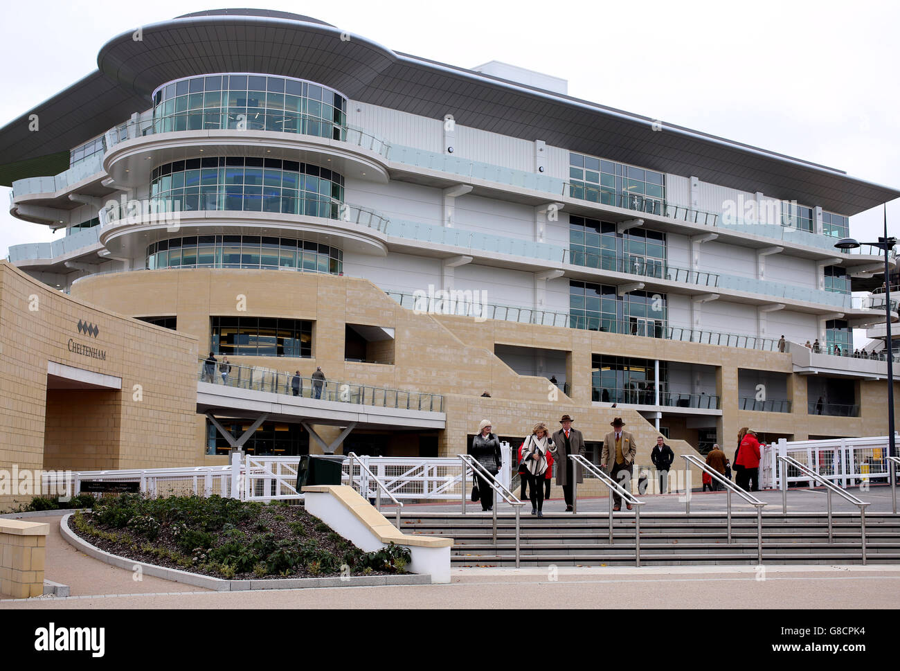 Cheltenham racecourse, new grandstand hi-res stock photography and ...