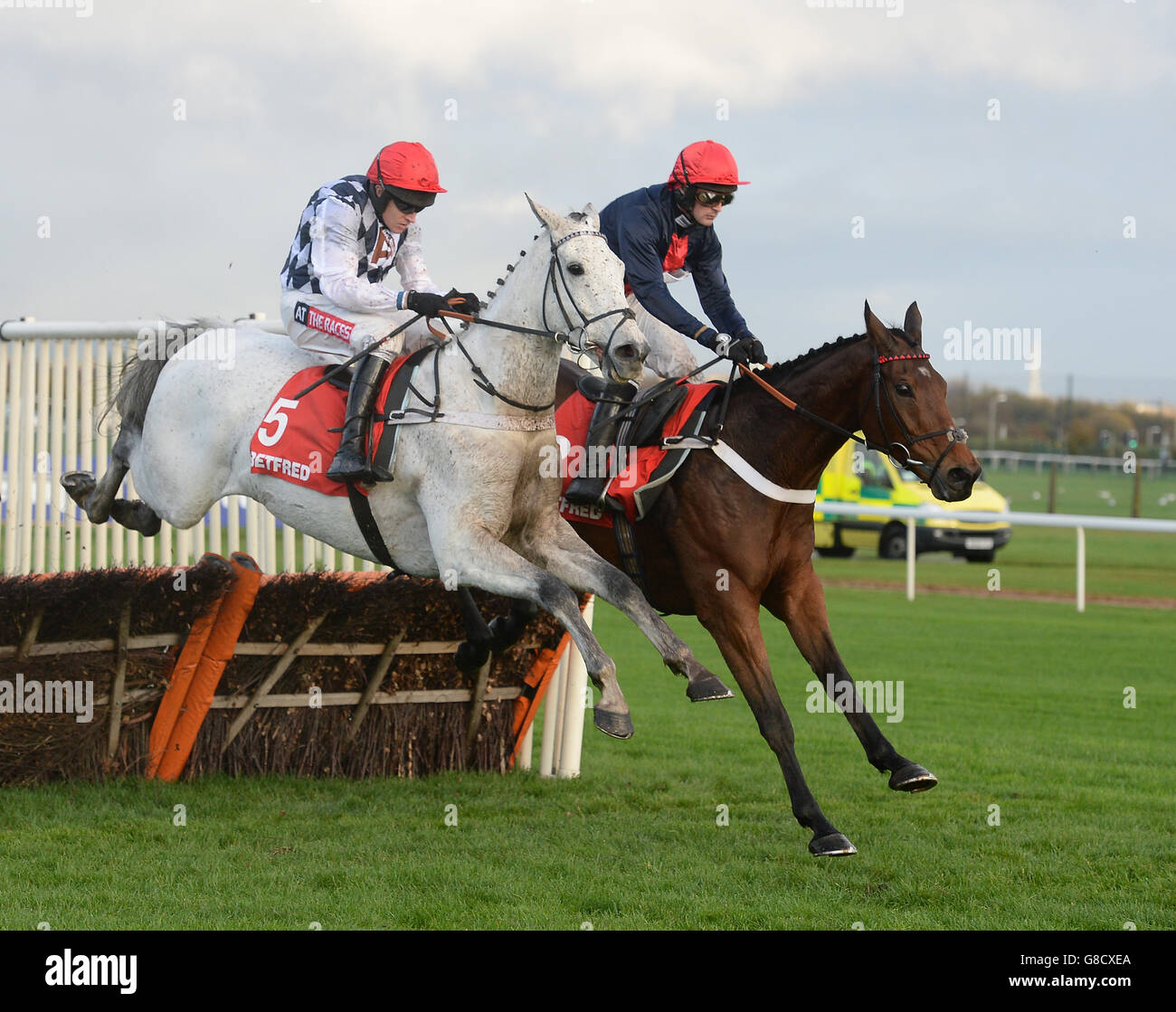 Horse racing aintree racecourse hi-res stock photography and images - Alamy