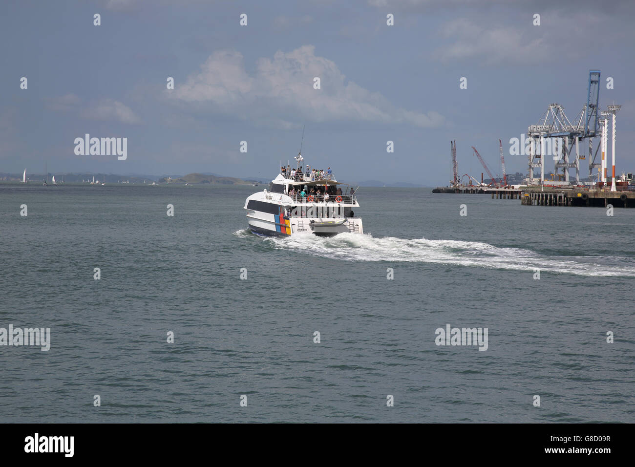 auckland harbour ferry new zealand Stock Photo - Alamy