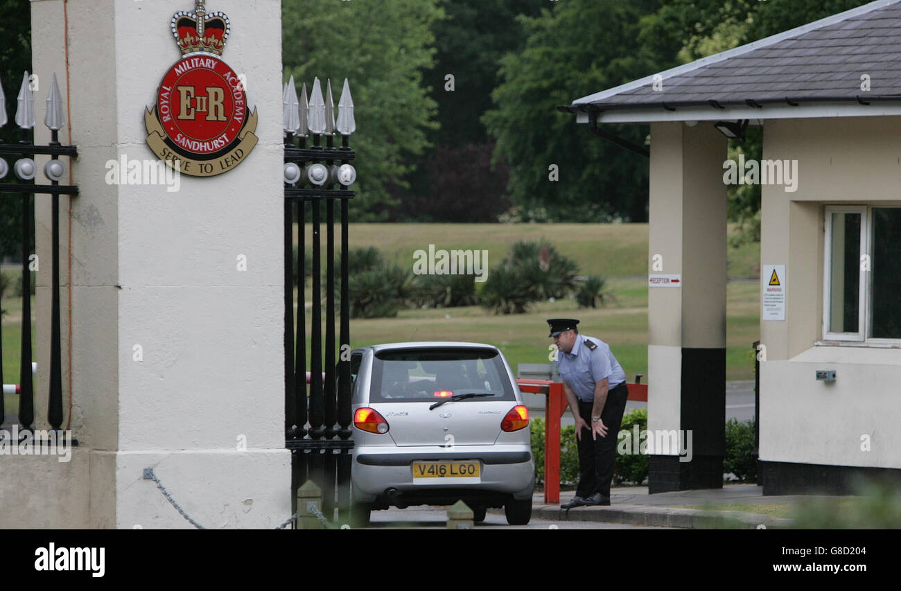 Royal royalty police security guard entrance vehicle hi-res stock ...