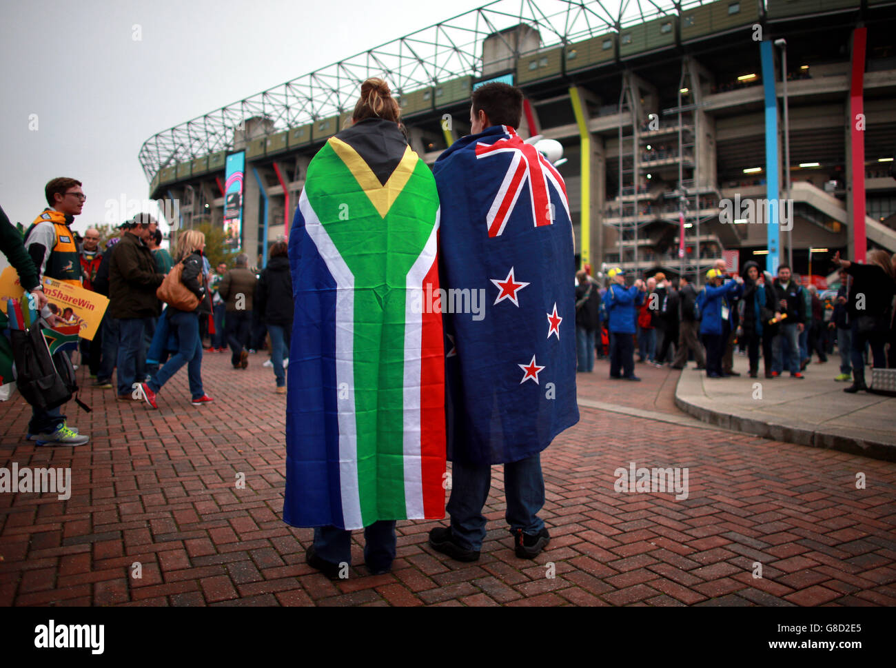 Semi final rwc all blacks springboks fans flag hi-res stock photography ...