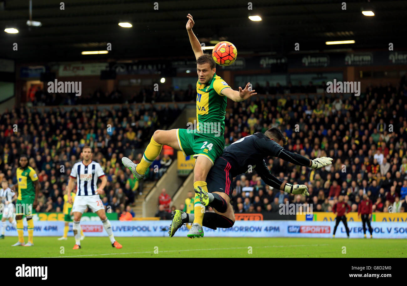 Norwich City's Ryan Bennett and West Bromwich Albion goalkeeper Boaz ...