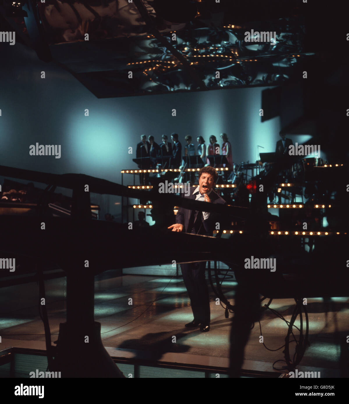 Tv studio audience stage hi-res stock photography and images - Alamy