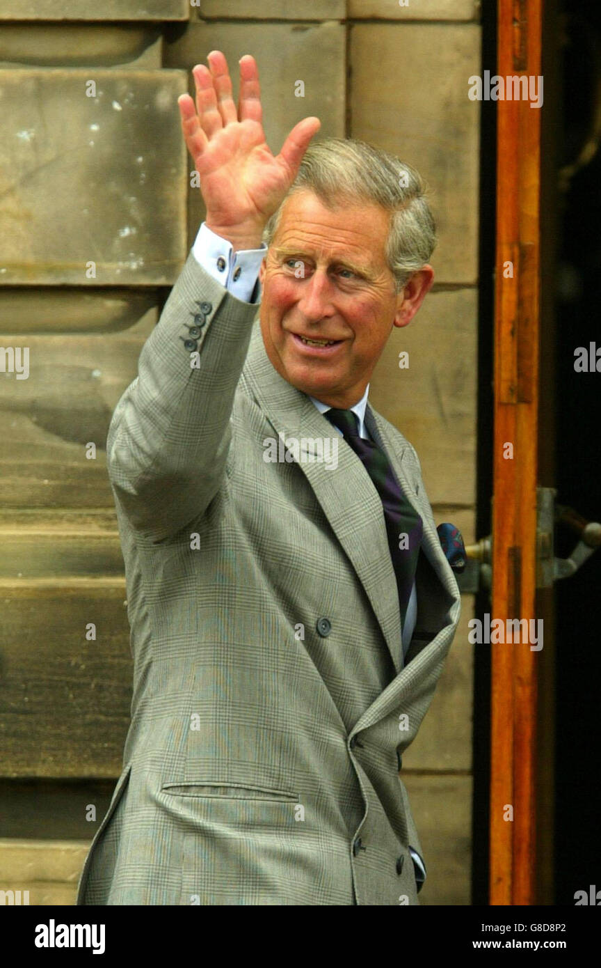 William prince of wales waving hi-res stock photography and images - Alamy