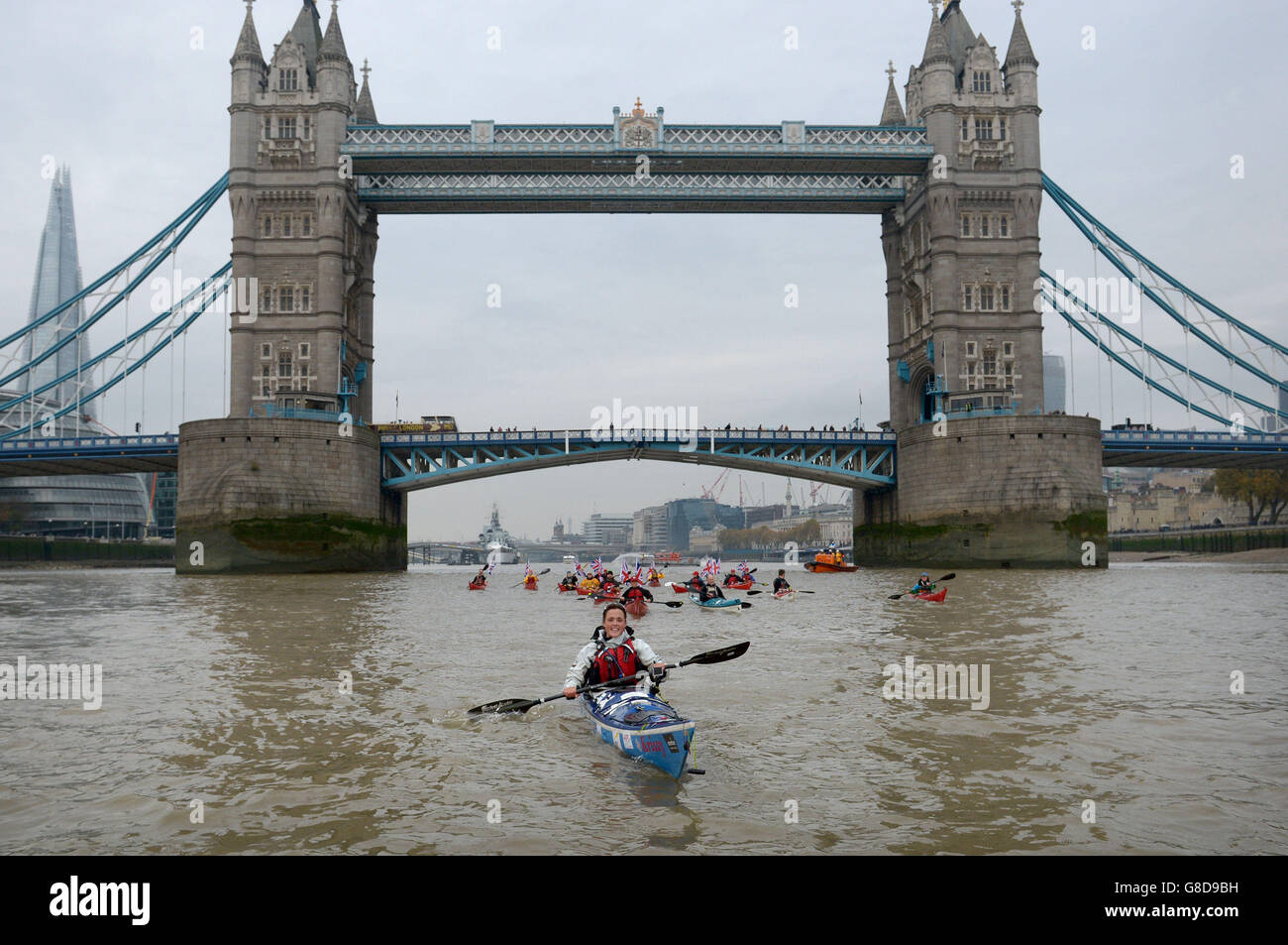 British adventurer Sarah Outen kayaks under Tower Bridge, London, to ...