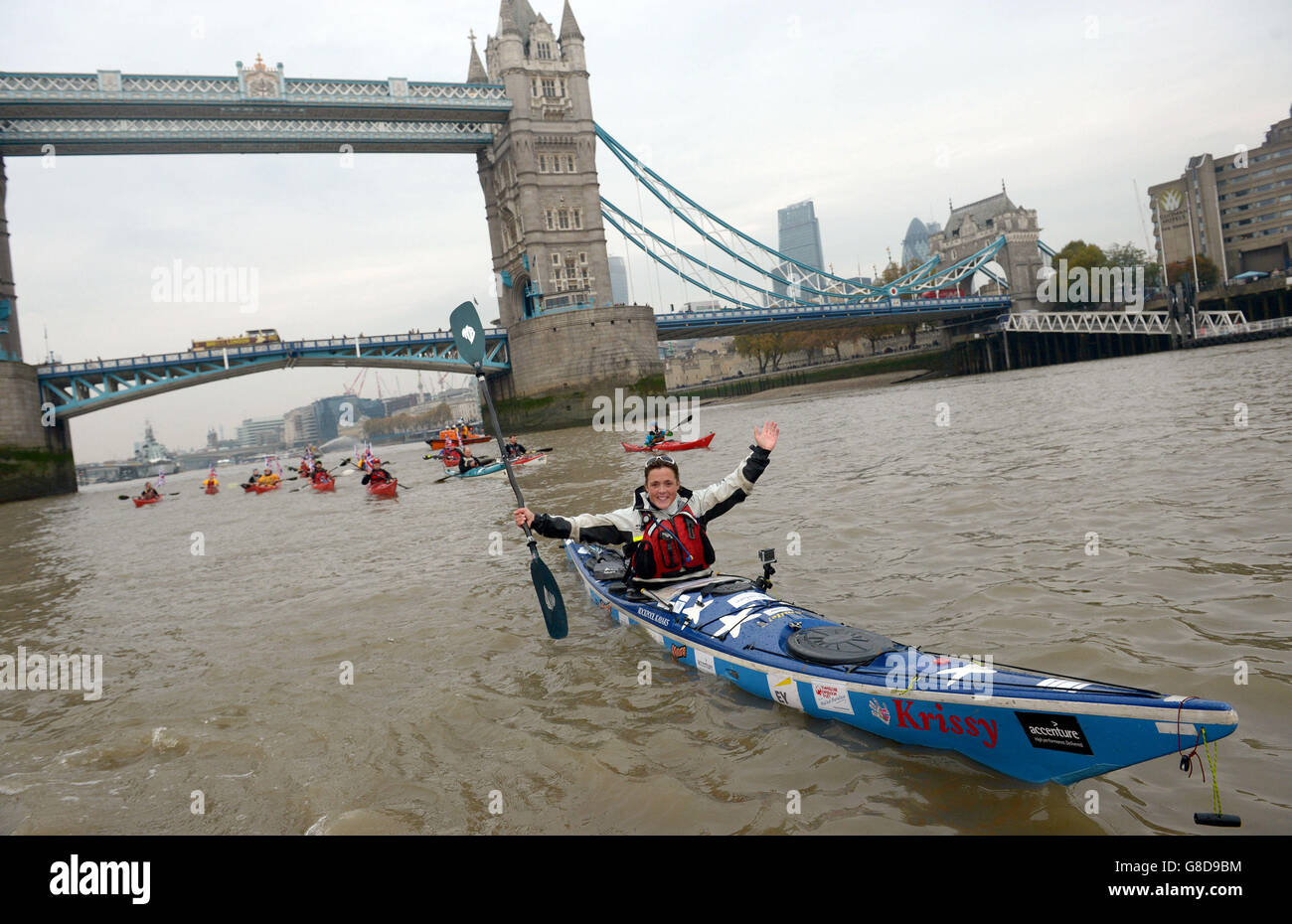 British adventurer Sarah Outen kayaks under Tower Bridge, London, to ...