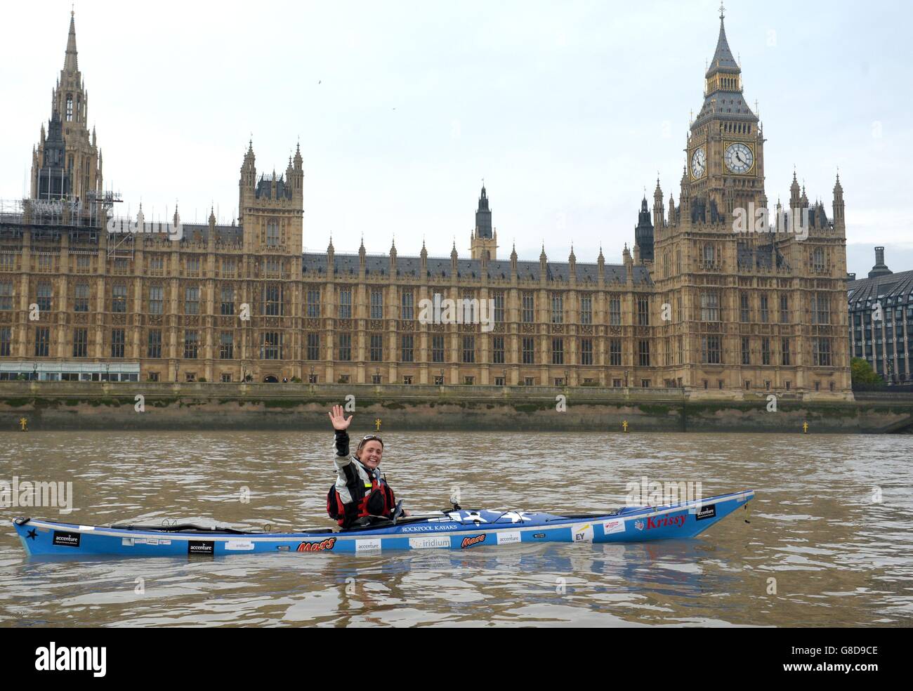 British adventurer Sarah Outen kayaks past the Houses of Parliament ...