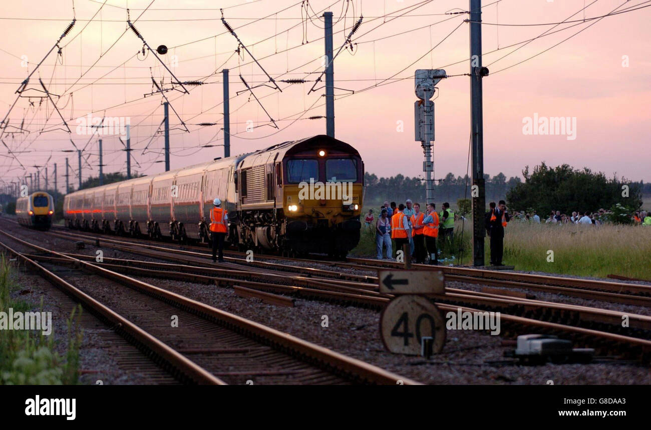 Passengers from the 15.55 GNER train from Newcastle to Kings Cross wait ...