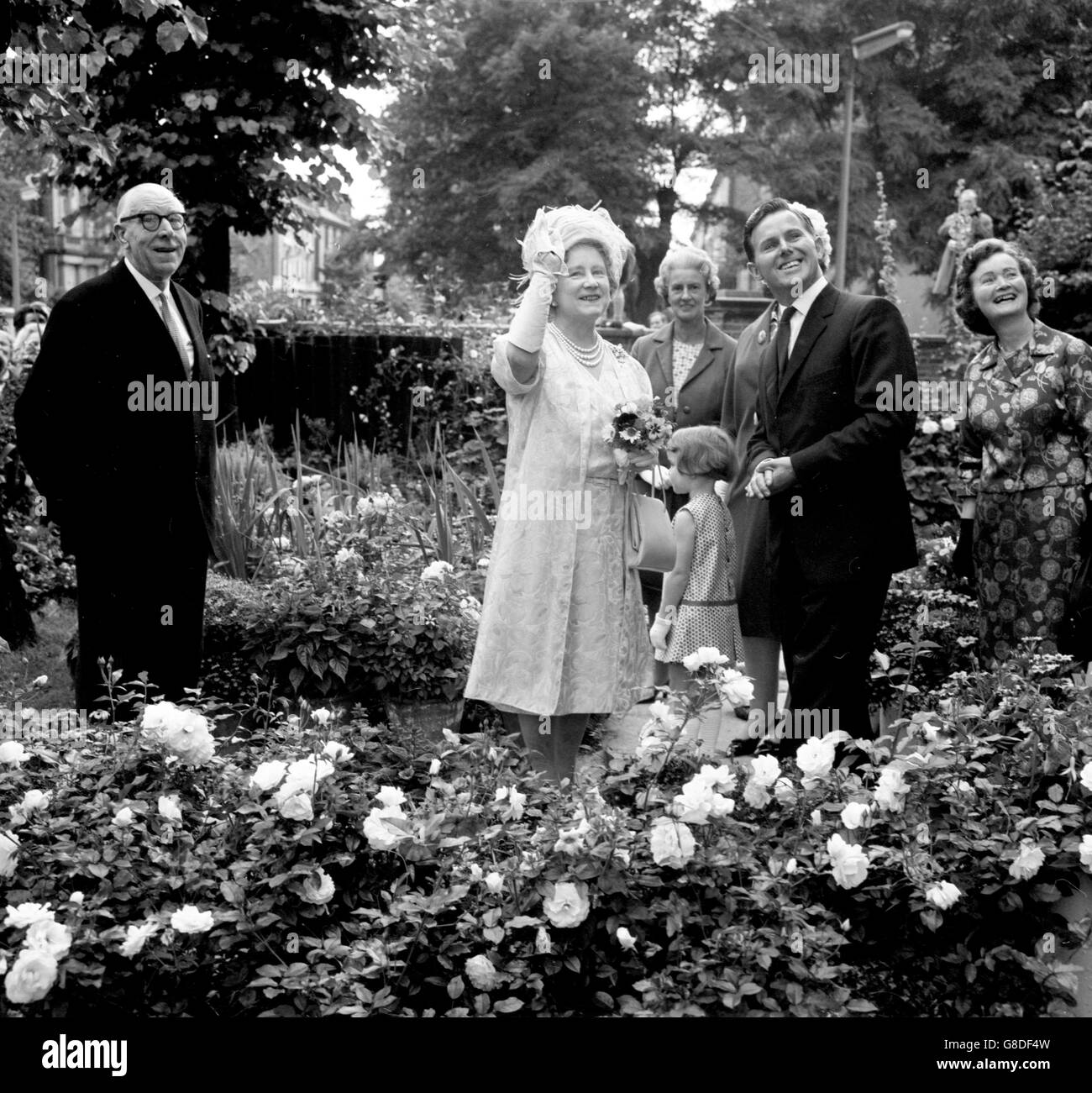 Royalty - Queen Elizabeth - Cambridge Gardens, Kensington, London Stock ...
