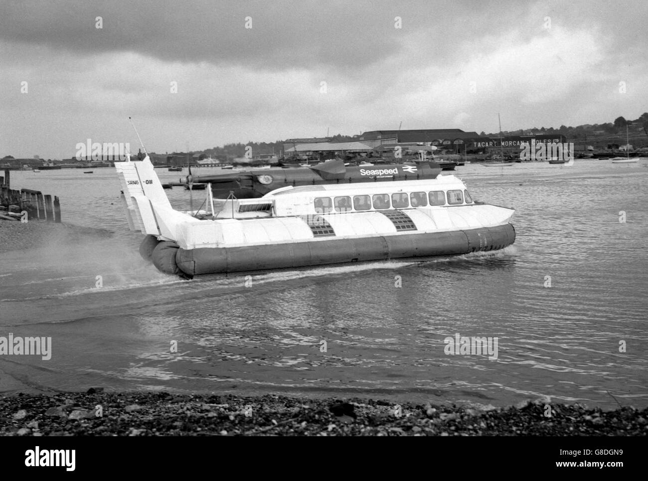 The srn 6 hovercraft entering the river itchen hi-res stock photography ...