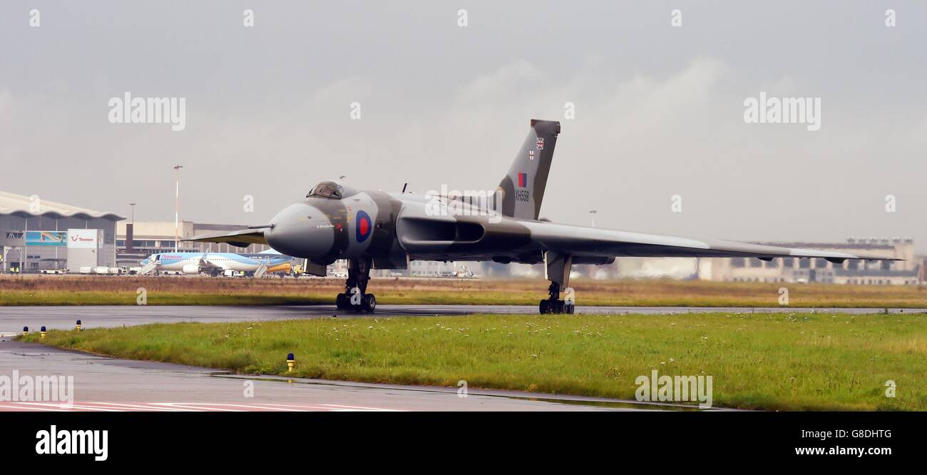 Vulcan's final flight. Vulcan XH558, a restored nuclear bomber, taxies ...