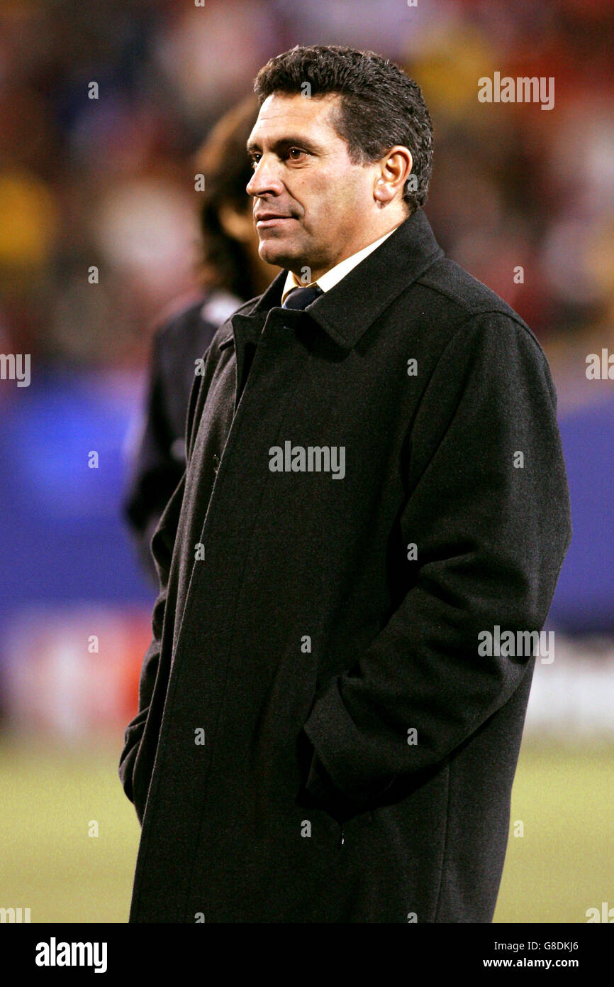 Ecuador coach luis suarez hi-res stock photography and images - Alamy