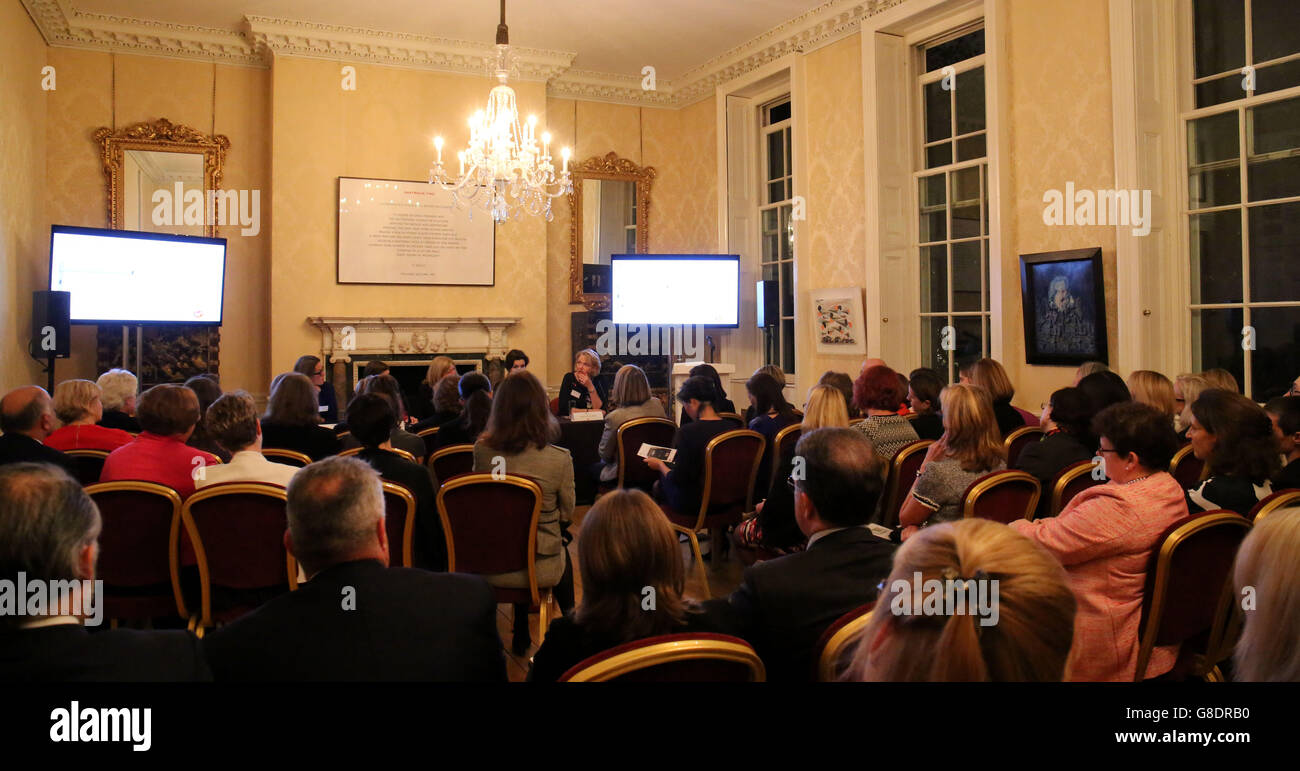 Women in finance panel discussion hi-res stock photography and images ...