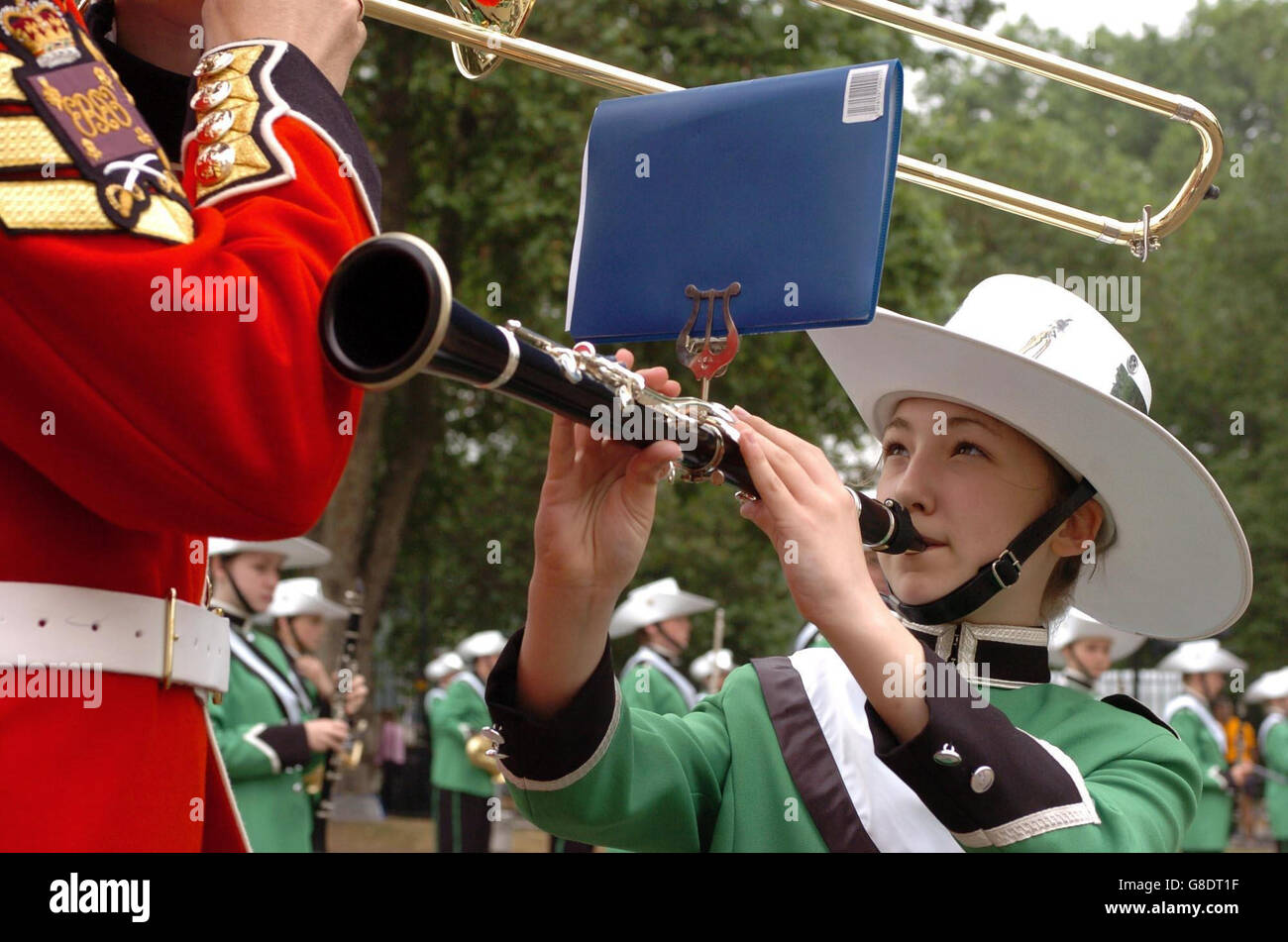 Marching from wellington barracks hi-res stock photography and images ...