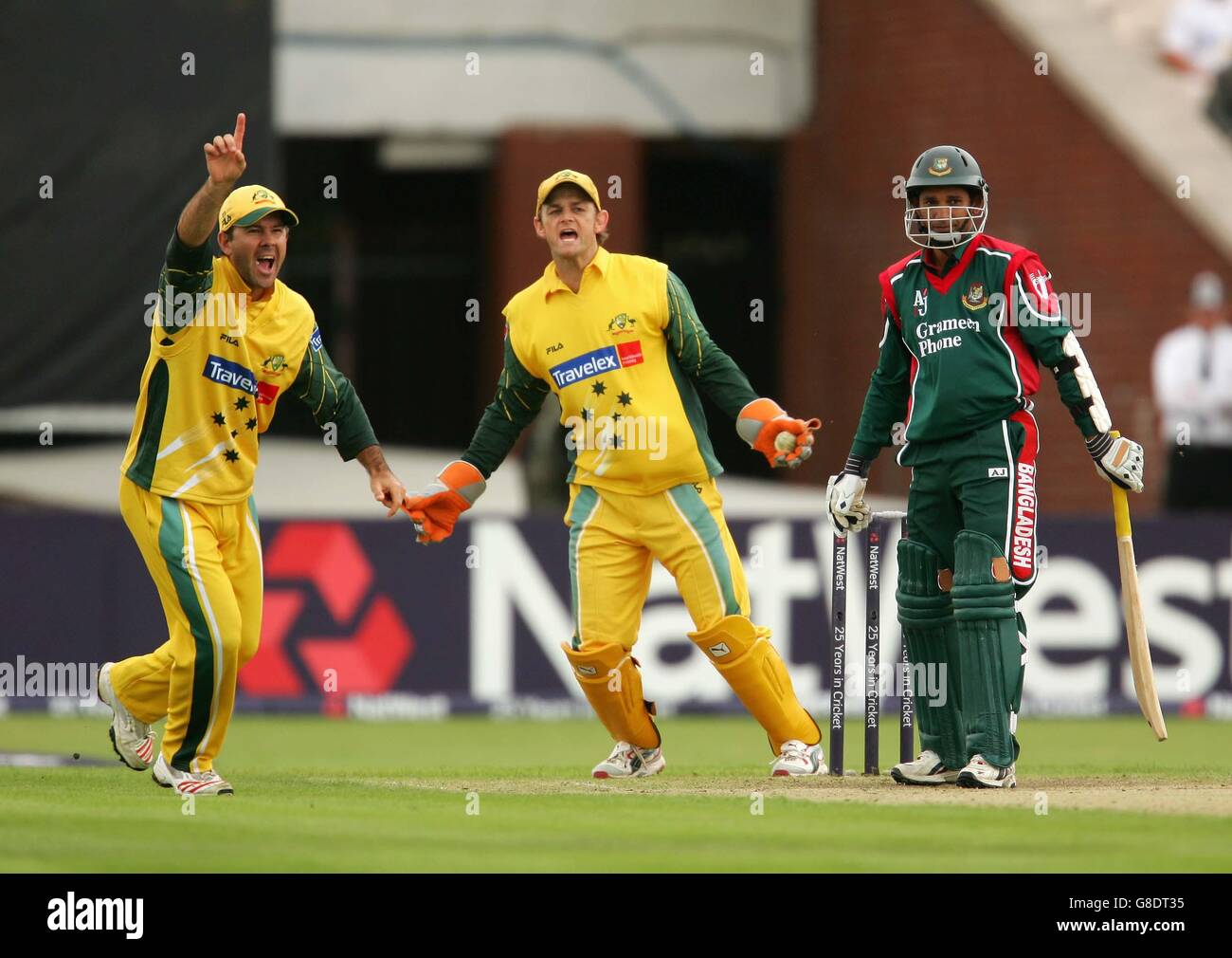 Australia (l) Ricky Ponting celebrates to bowler Andrew Symonds after ...
