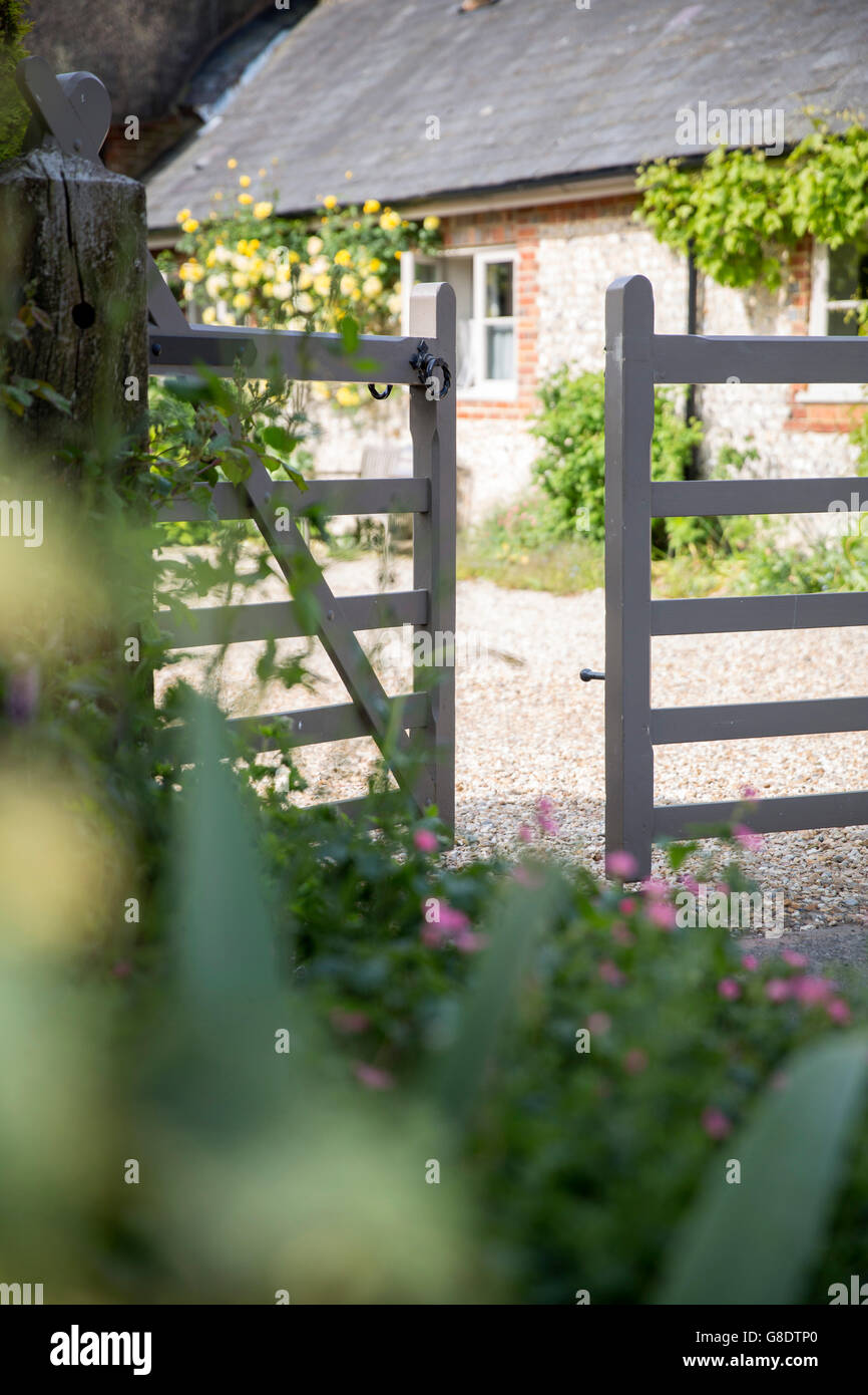 Country cottage gate hi-res stock photography and images - Alamy