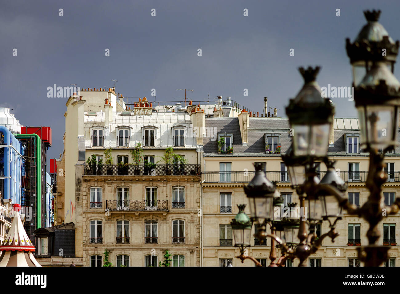 Paris roof line hi-res stock photography and images - Alamy