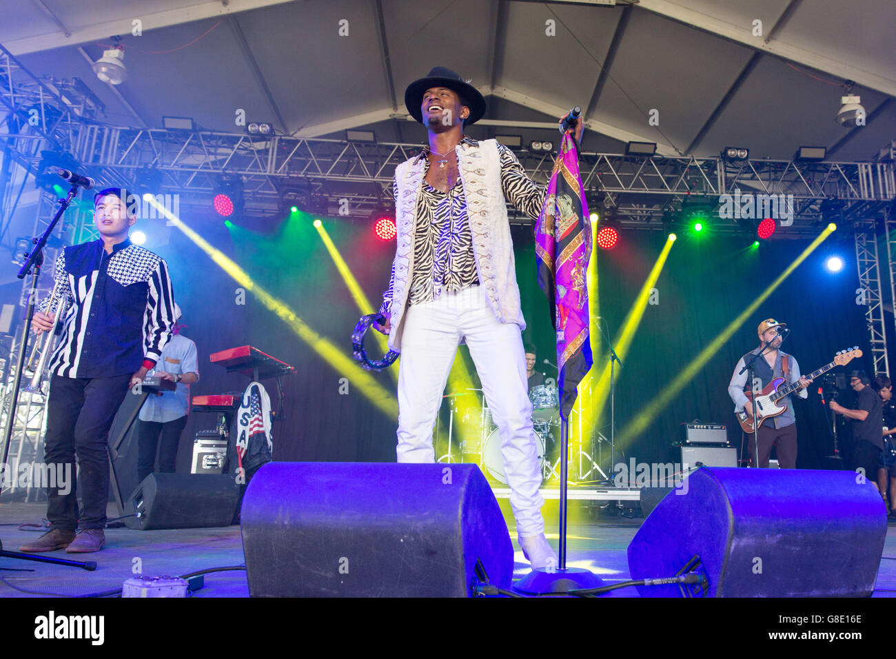 Manchester, Tennessee, USA. 9th June, 2016. Singer ZIEK MCCARTER of Con ...