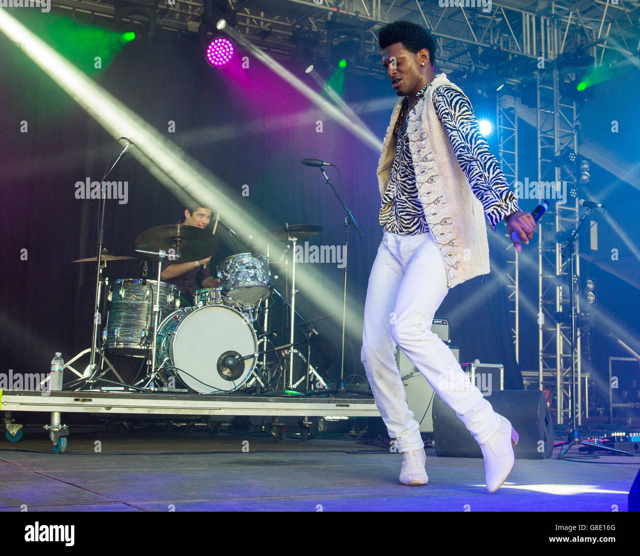 Manchester, Tennessee, USA. 9th June, 2016. Singer ZIEK MCCARTER (R) of ...